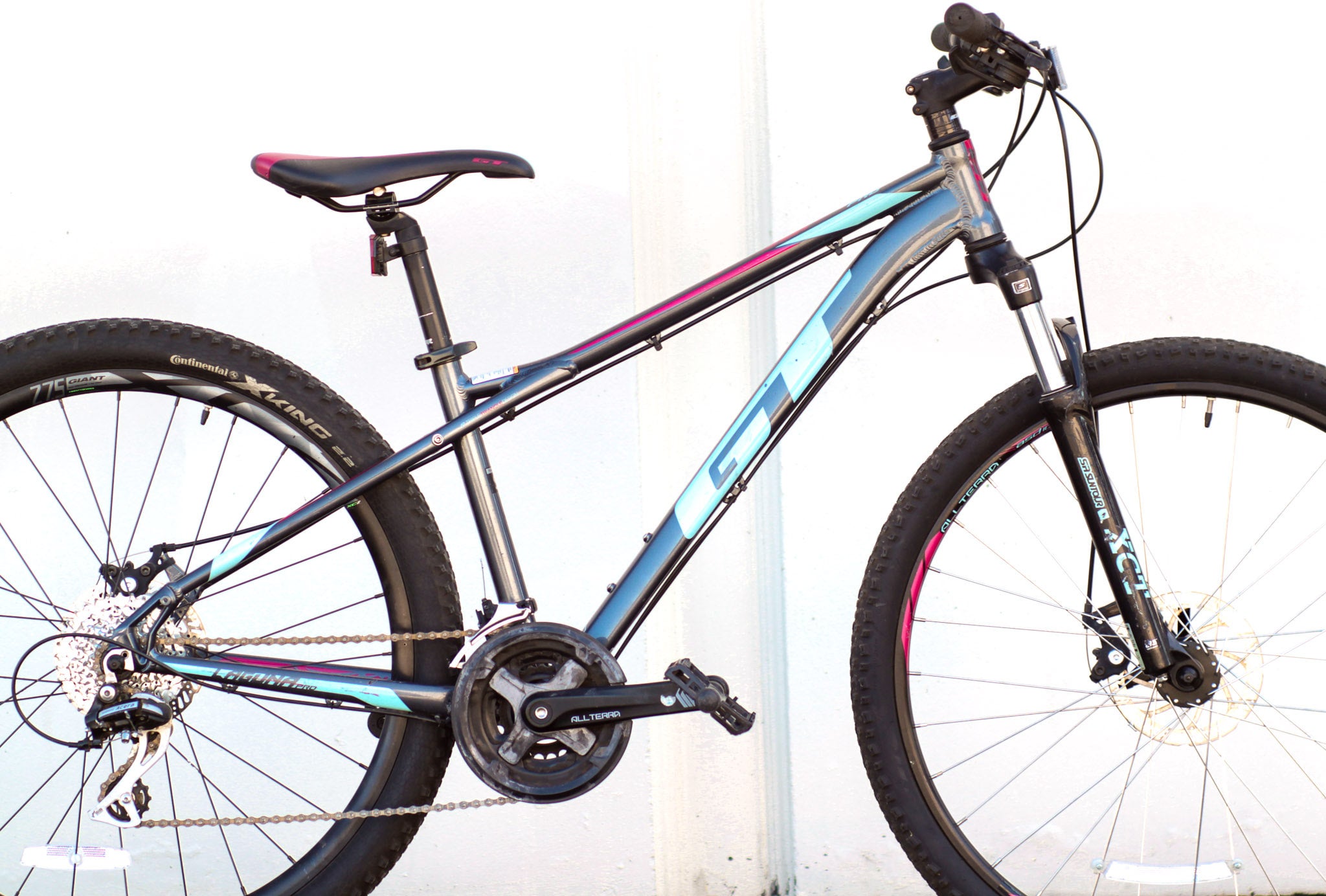 GT Laguna Pro Women's Mountain Bike 27.5" Wheels with Disc Brakes S gray/blue - HTKQ | Used ...