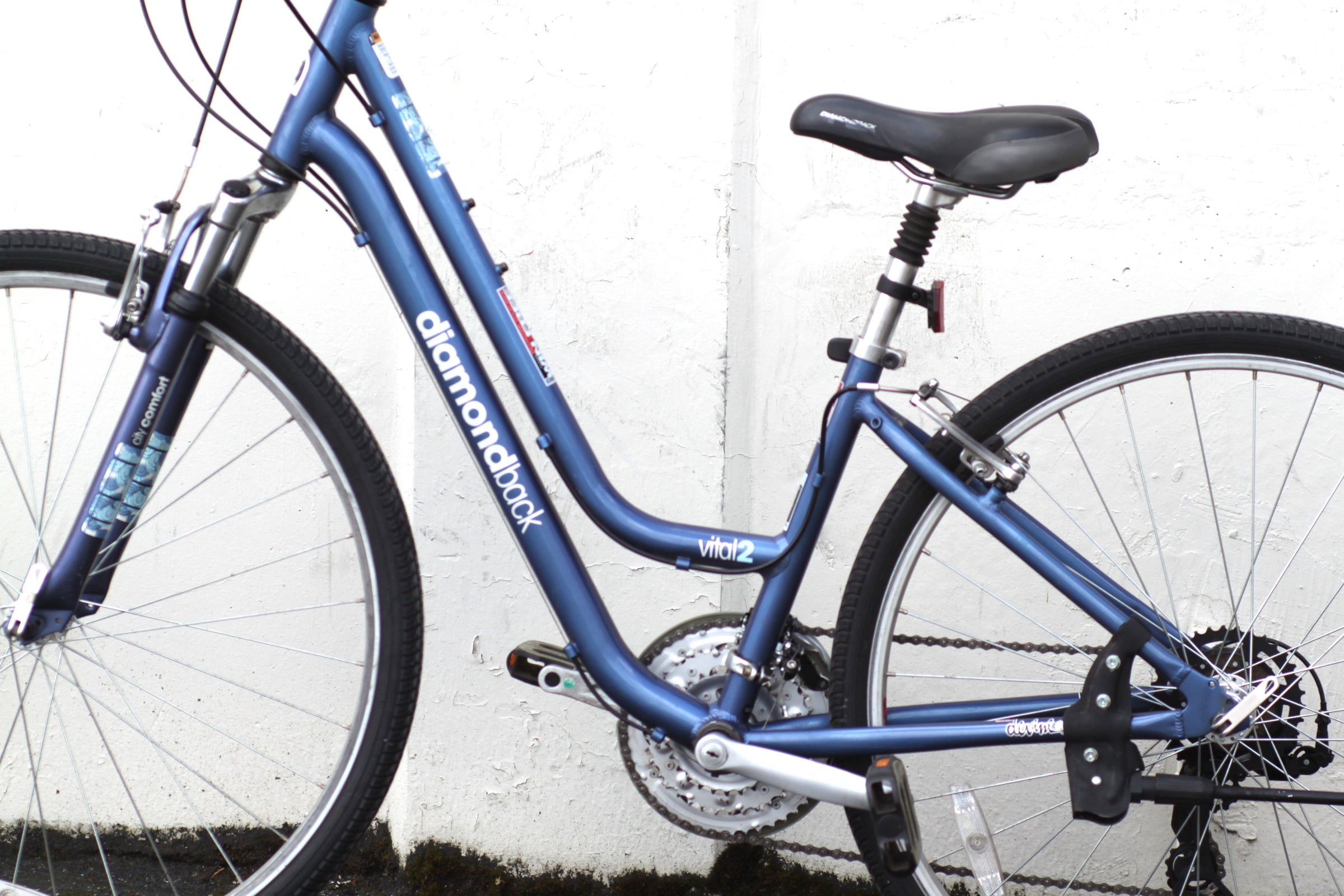 Diamondback Vital 2 Devine Women’s Commuter Hybrid with Suspension Fork ...