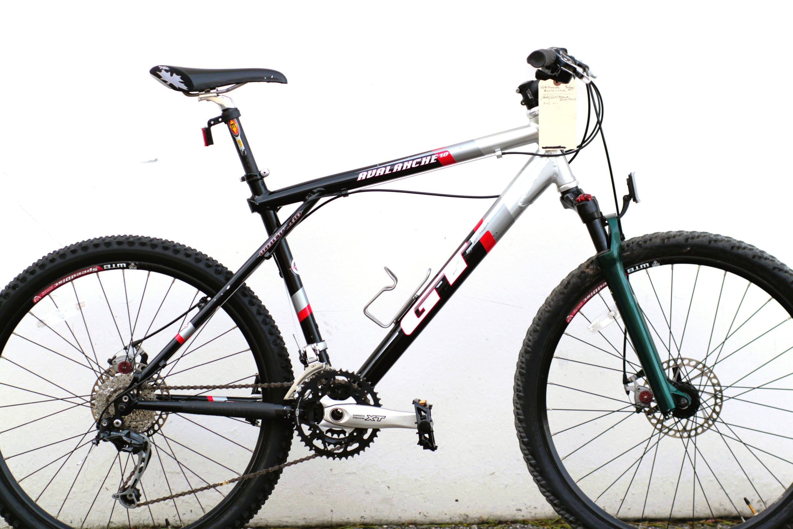 GT Avalanche 1.0 Hardtail Mountain Bike with Disc Brakes black/silver ...